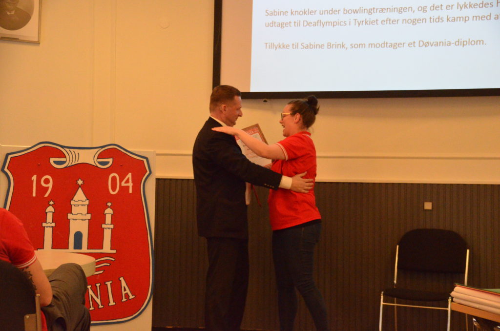 Prisen "Årets Døvanianer" tilfaldt Sabine Brink - Døvania - Døvania