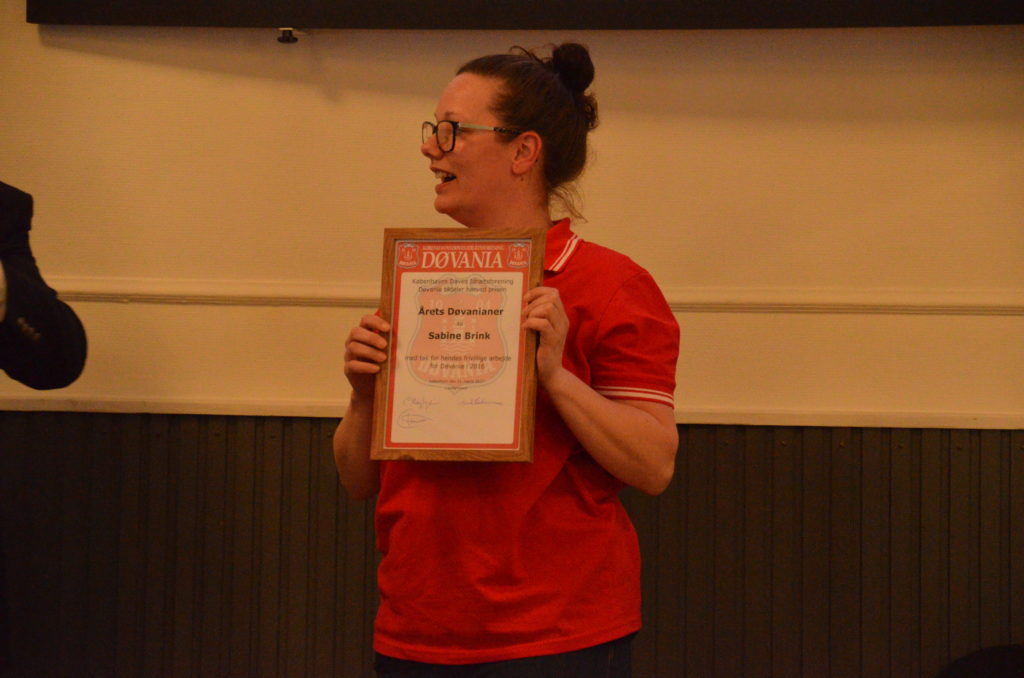 Prisen "Årets Døvanianer" tilfaldt Sabine Brink - Døvania - Døvania
